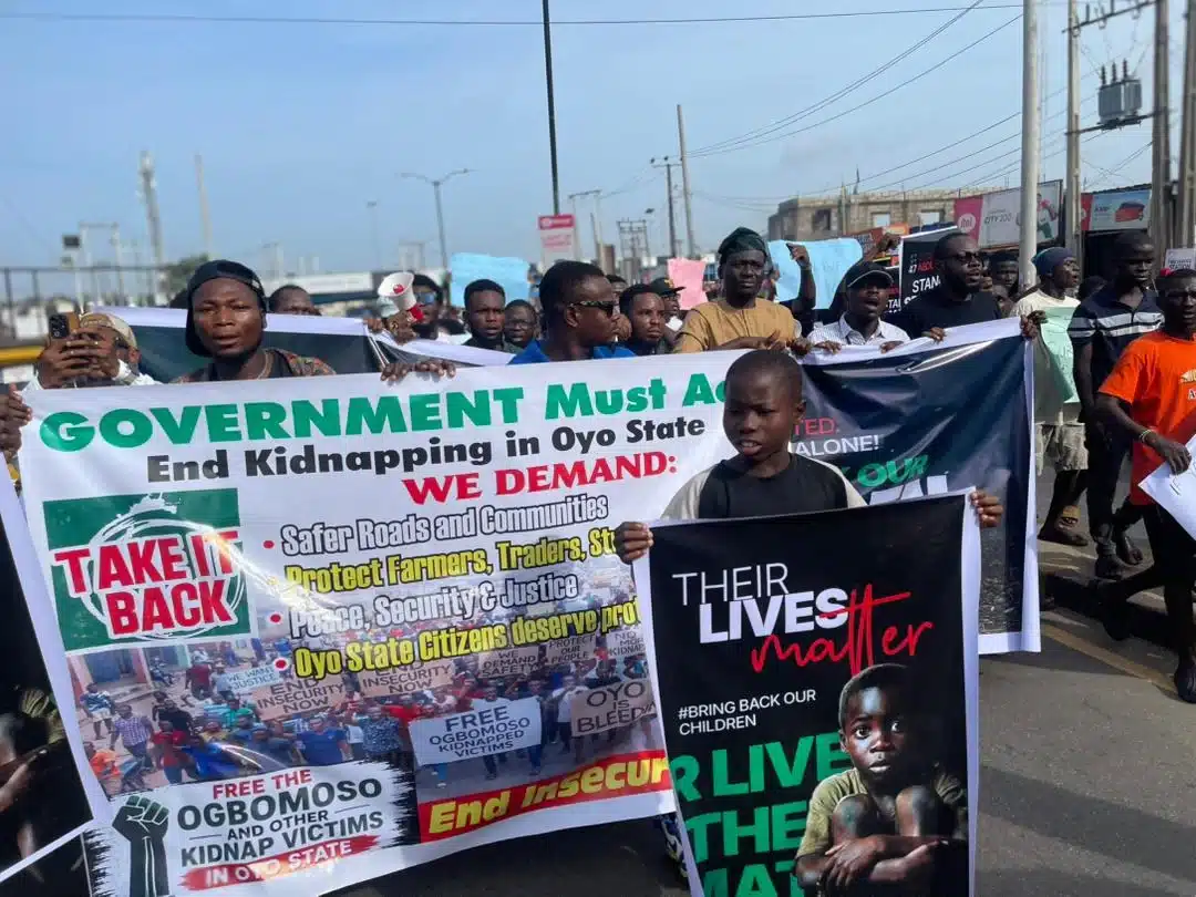 Protesters Shun Rainfall, Storm Oyo Govt House Over Abduction Of Pupils ...